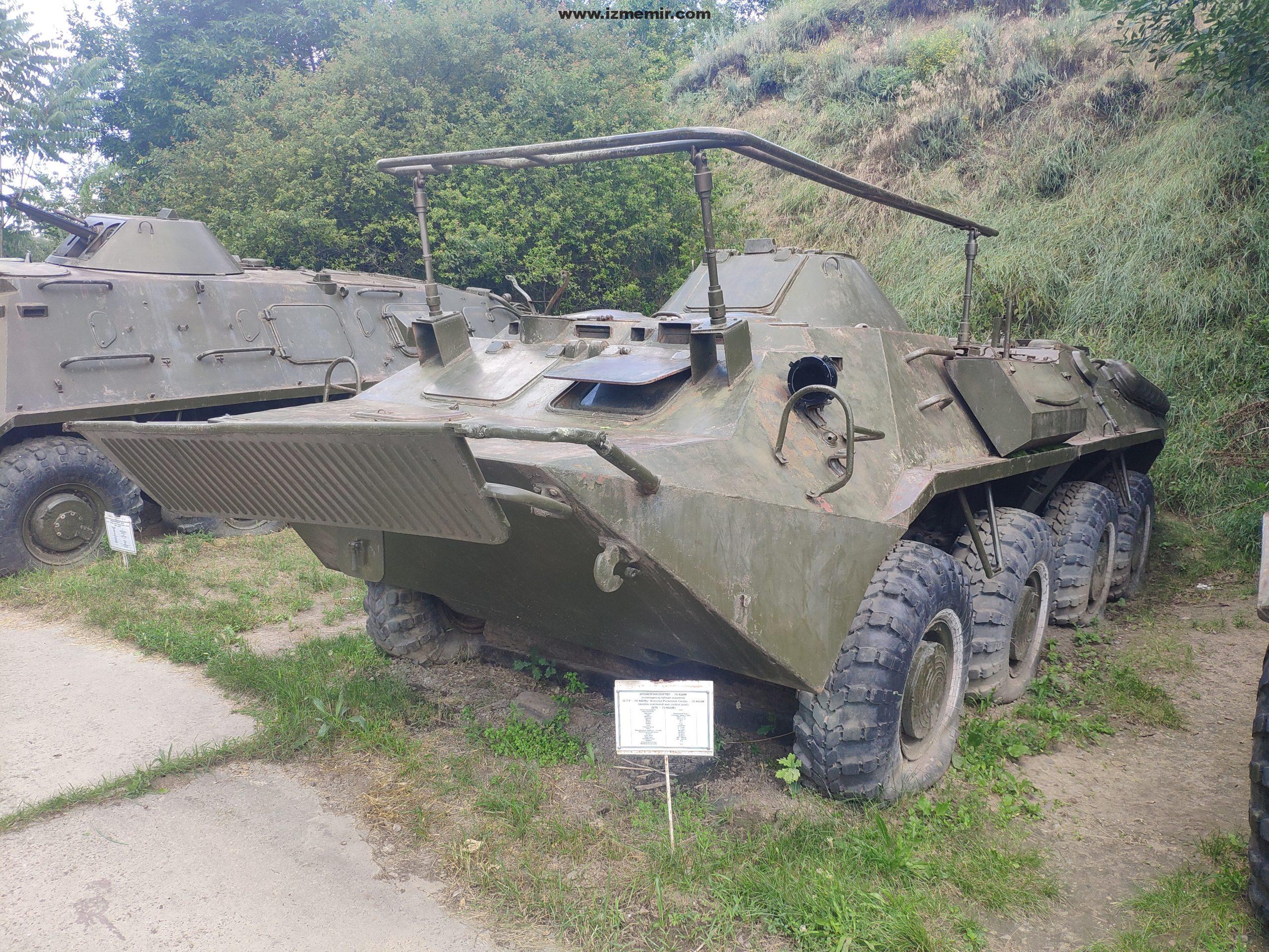 BTR-70MS - véhicule de communication radio. Il n'y a pas de tour, des stations de radio ...